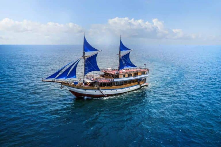 Sewa Kapal Phinisi Mutiara Liveaboard Labuan Bajo, Magical Floating ...